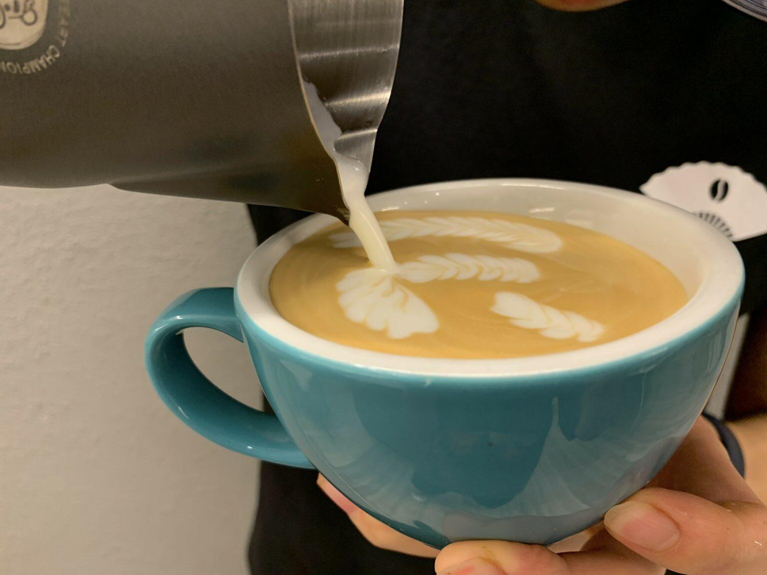 Slinky Dog latte art by Amy Zhang - BeanScene